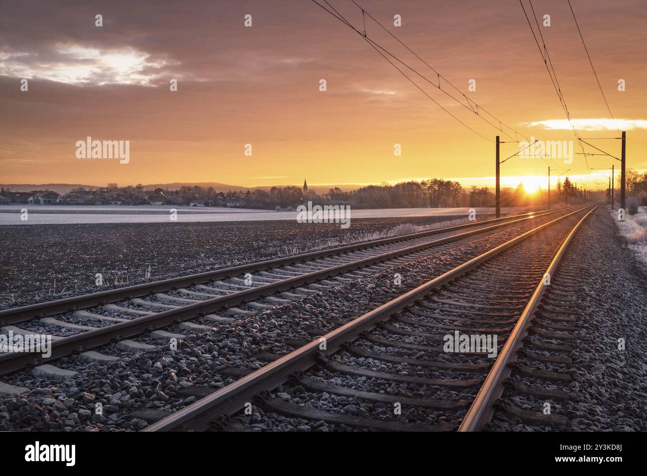 Railroad tracks sunrise hi-res stock photography and images - Alamy