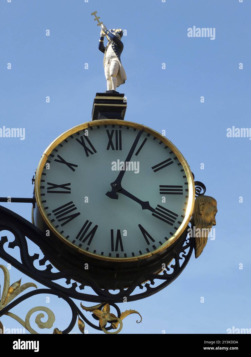 Golden watch street hi-res stock photography and images - Alamy