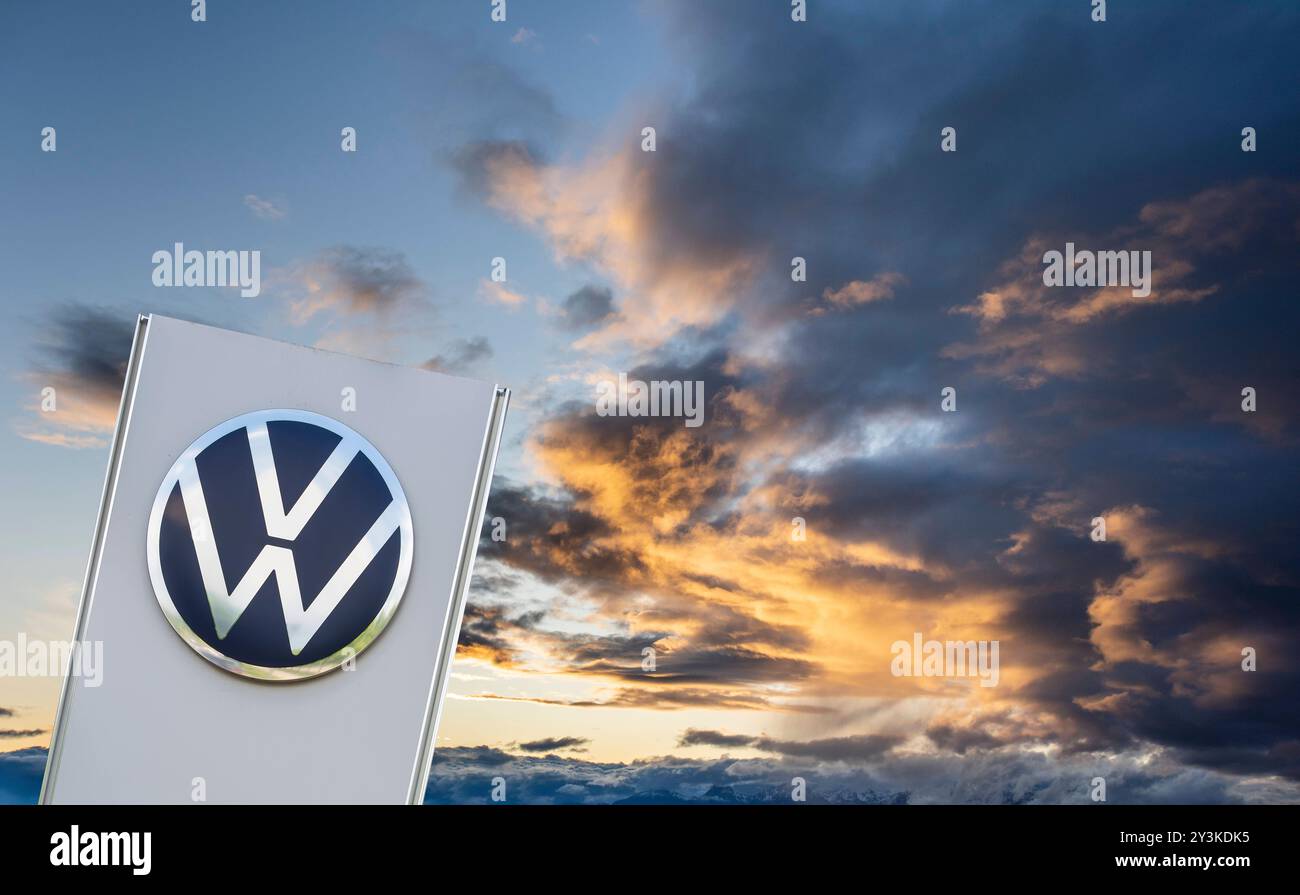 VW-Krise Das VW-Logo vor dramatischen Unwetter-Wolken während der VW ...