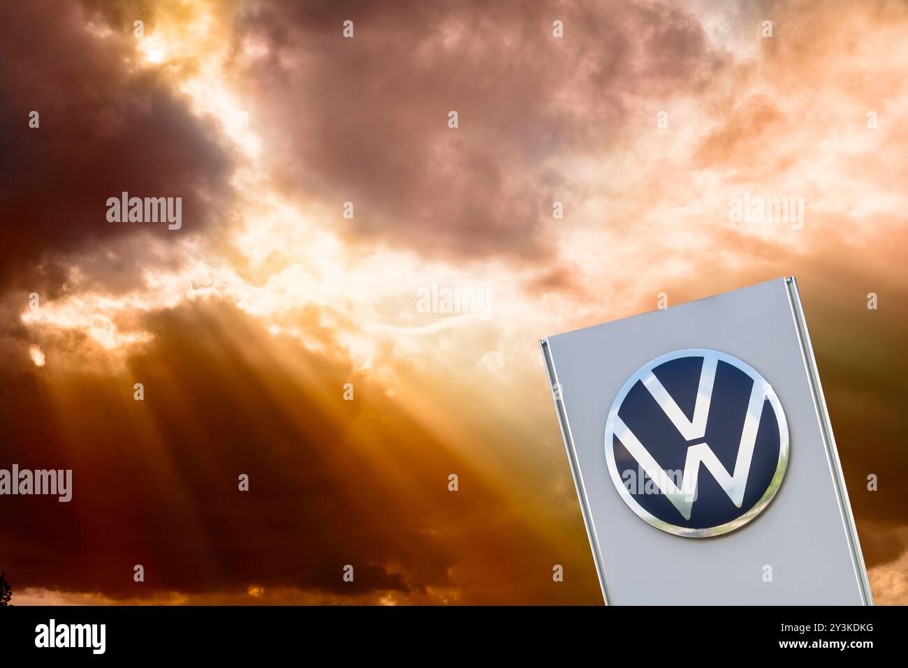VW-Krise Das VW-Logo vor dramatischen Unwetter-Wolken während der VW ...