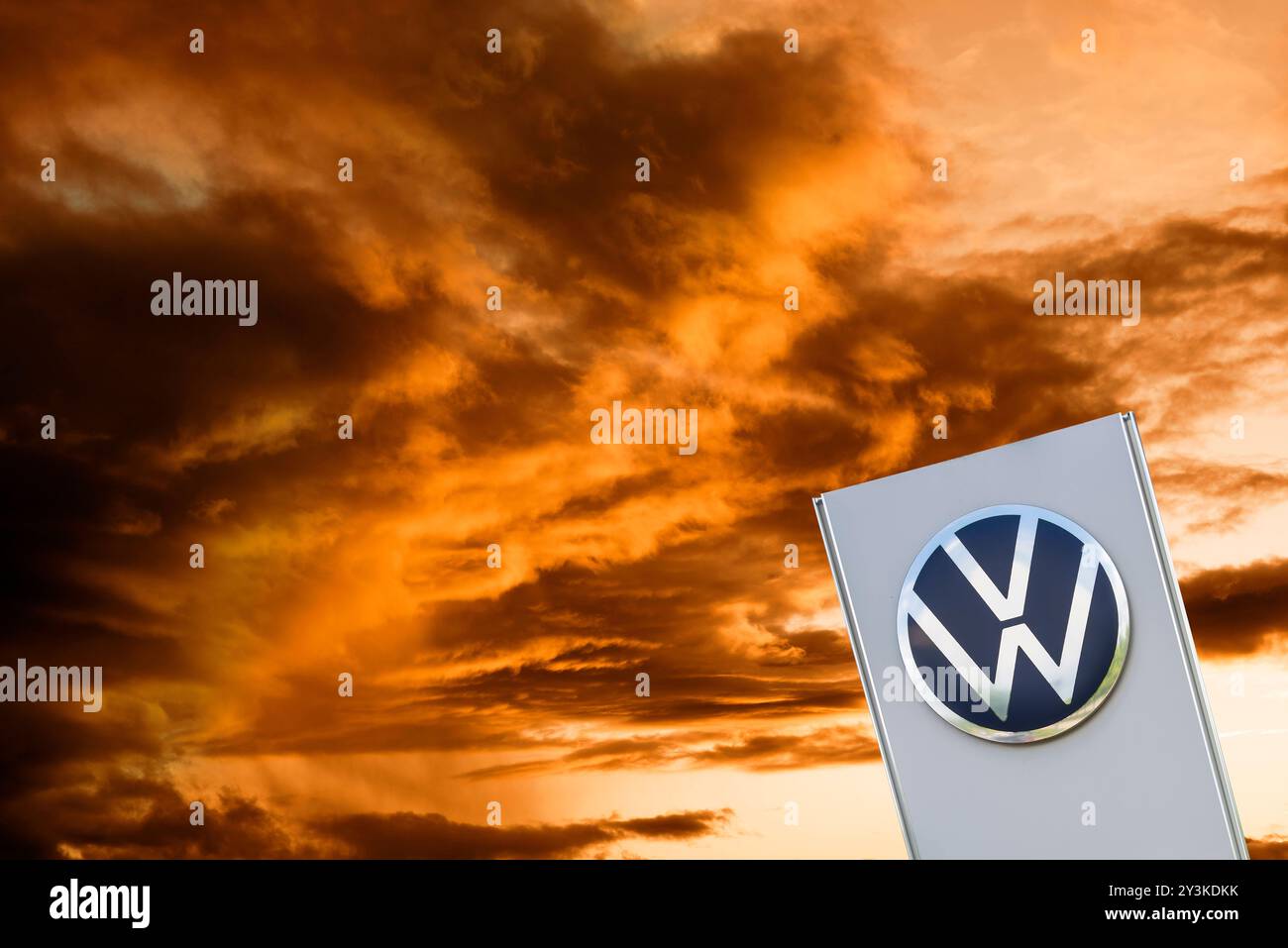 VW-Krise Das VW-Logo vor dramatischen Unwetter-Wolken während der VW ...