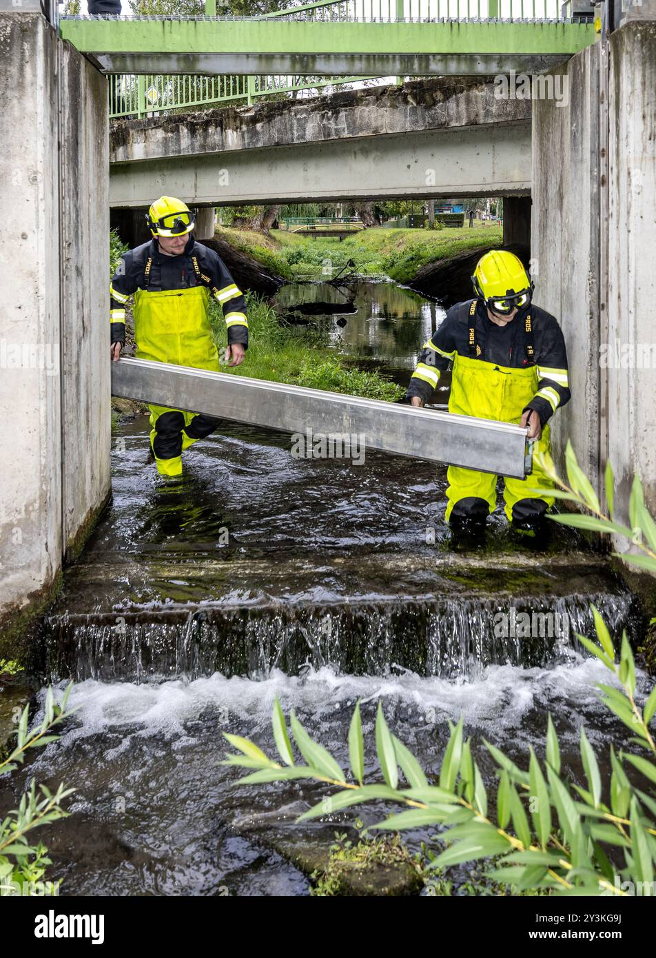 Kresice, Czech Republic. 14th Sep, 2024. Firefighters build mobile ...