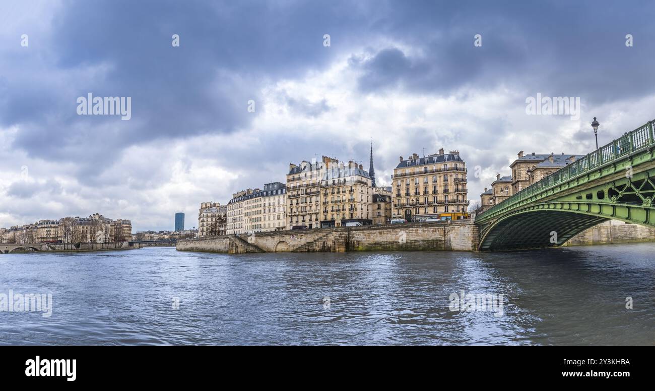 Panorama with the river Seine, its bridges and the Parisian buildings ...