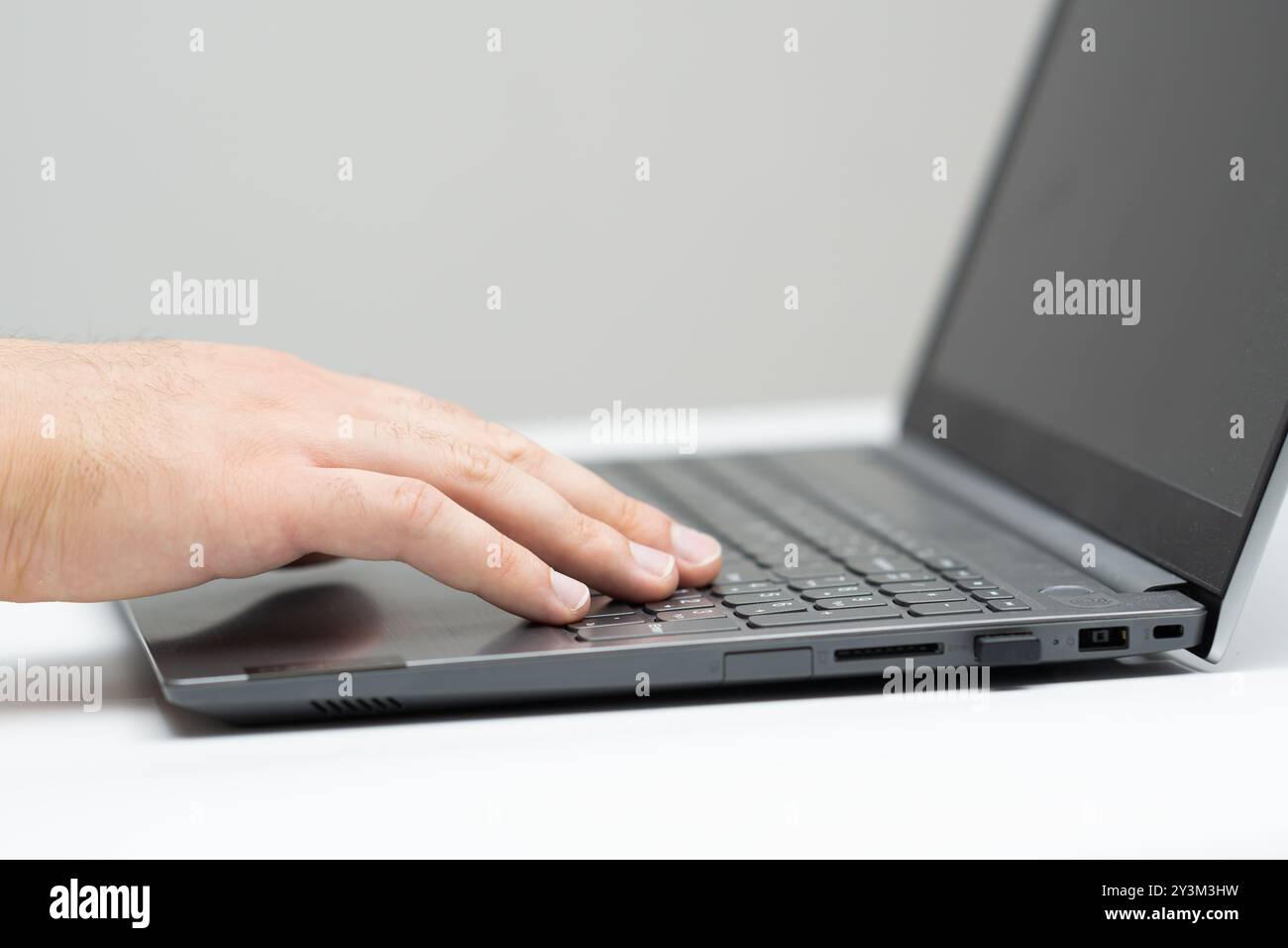 Working tech typing laptop hi-res stock photography and images - Alamy