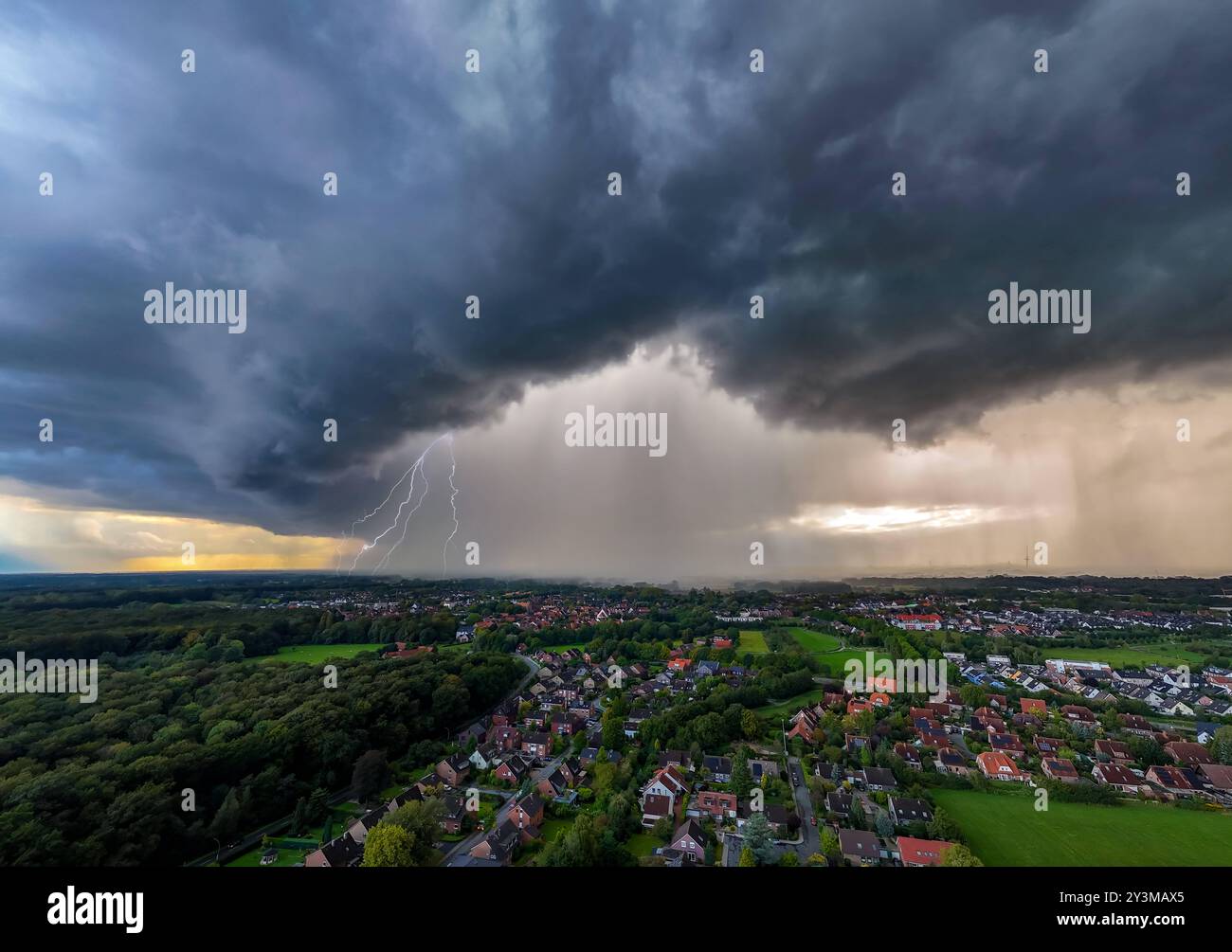 Unwetter - Ein aufziehendes Gewitter mit Starkregen und Hagel könnte zu Überschwemmungen führen ...