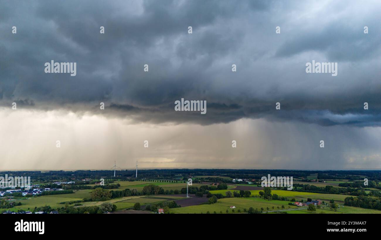 Unwetter - Ein aufziehendes Gewitter mit Starkregen und Hagel könnte zu Überschwemmungen führen ...