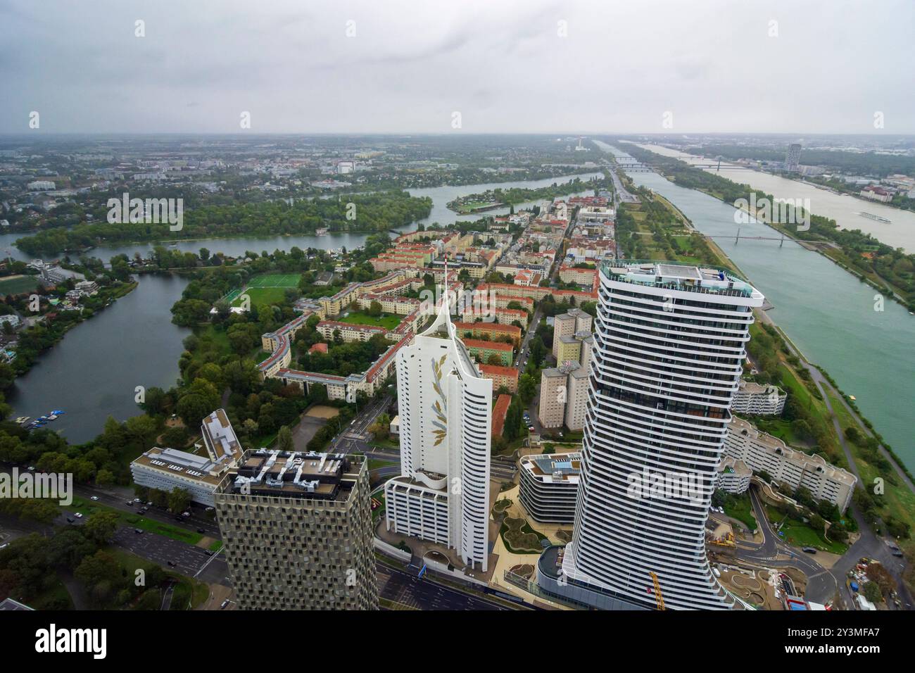 view from DC Tower 1 to district Kaisermühlen, high-rise Hochhaus Neue ...
