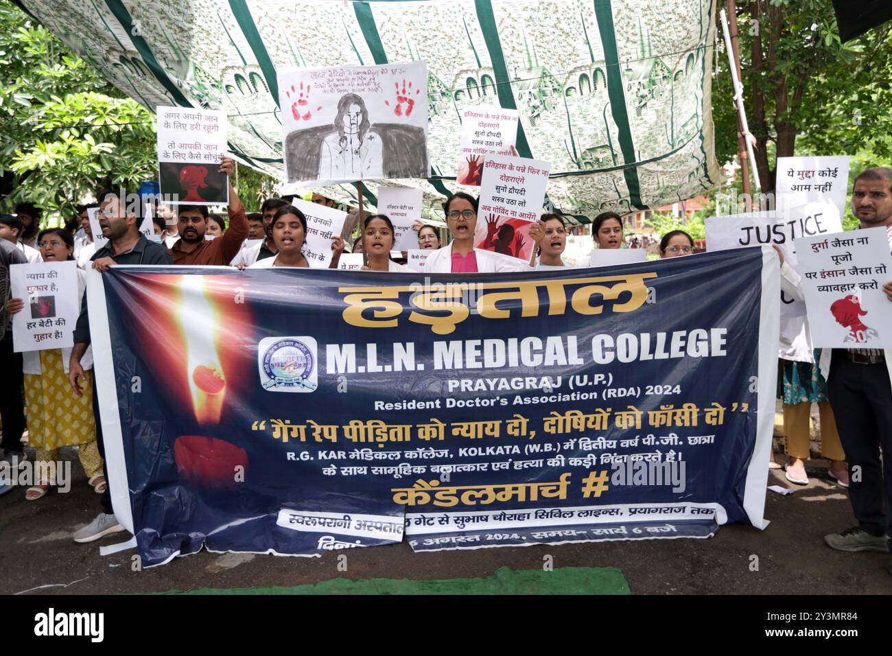 Doctors of stage a protest amid the nationwide strike against the rape ...