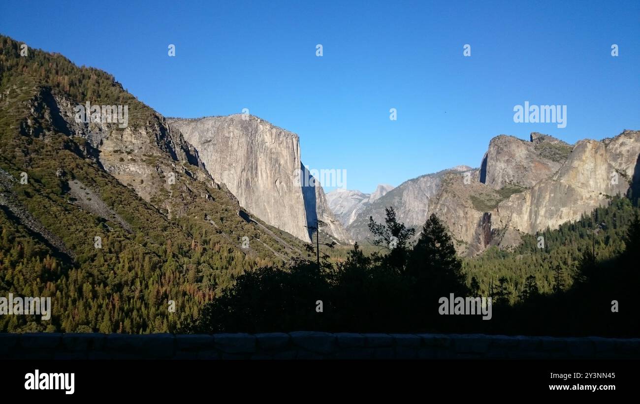 Photo oh the Wawona Tunnel View of Yosemite Valley, El Capitan ...