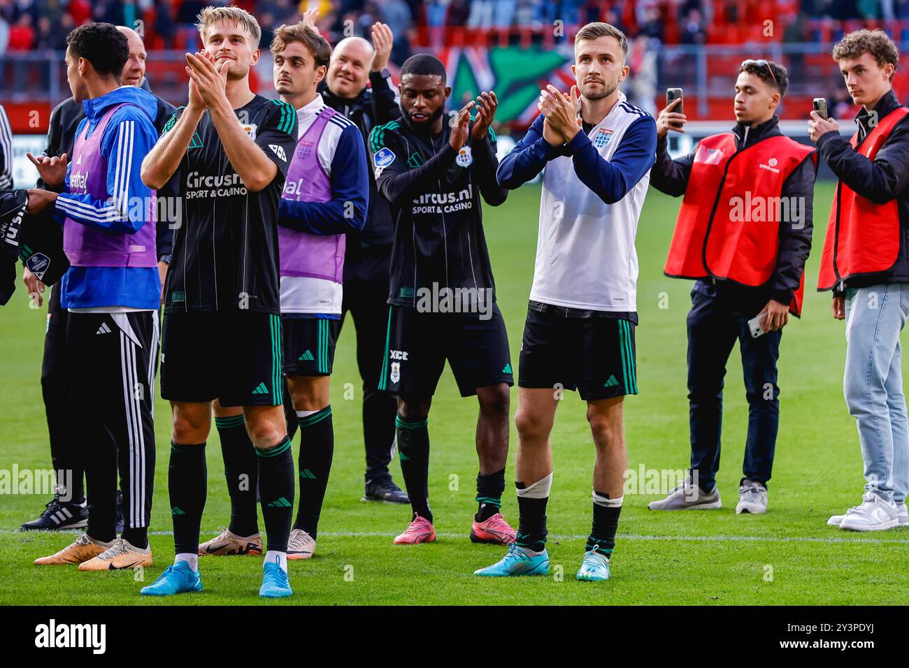 Simon graves thanking fans for their support hi-res stock photography ...