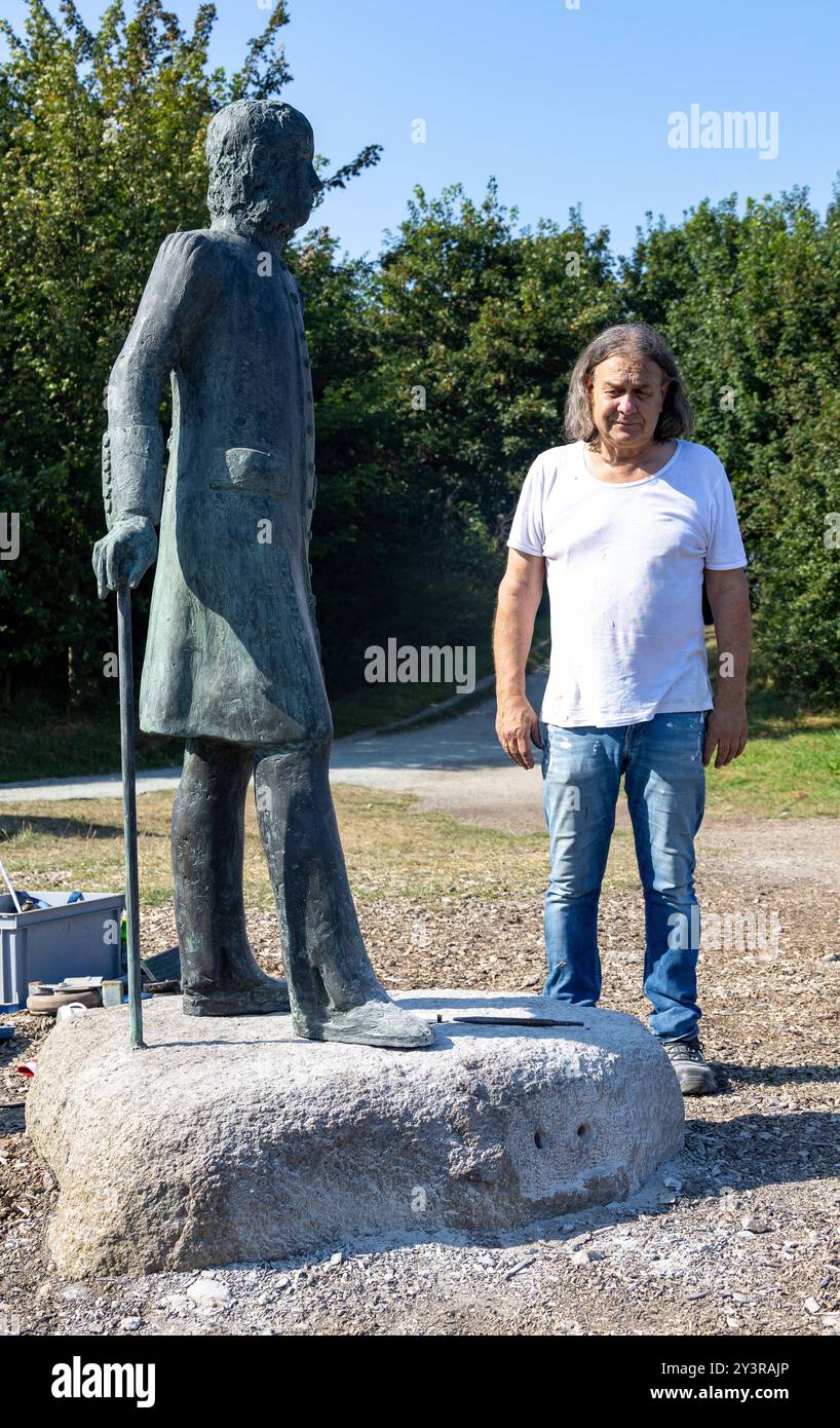 Bildhauer Thomas Jastram Der Bildhauer Thomas Jastram steht an seiner Caspar-David-Friedrich ...