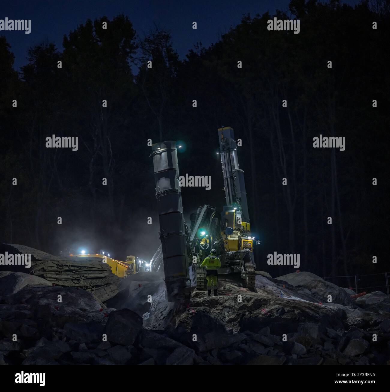 Drilling rig night hi-res stock photography and images - Alamy