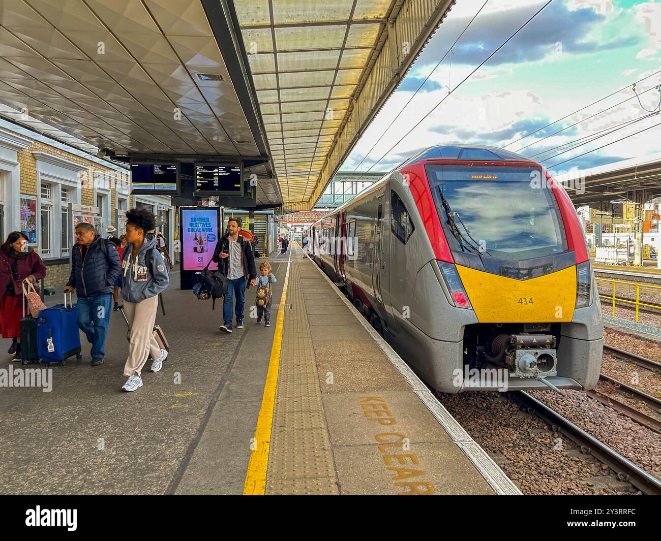 Crowd of people traveling hi-res stock photography and images - Alamy