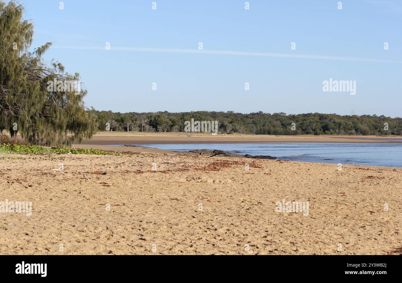 Beach with sand and the ocean at Canoe Point, Tannum Sands in ...