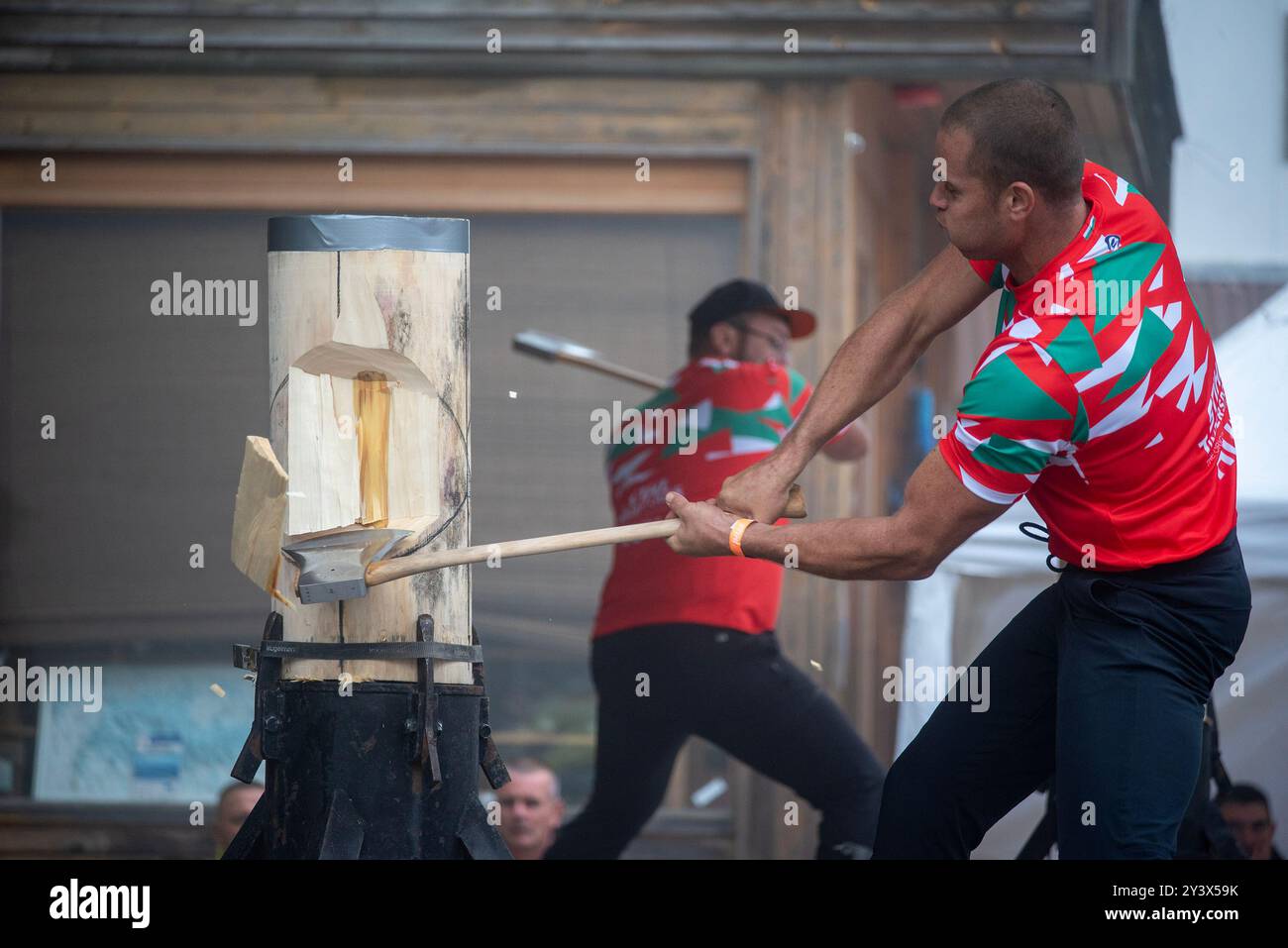 Wood chop competitors hi-res stock photography and images - Alamy