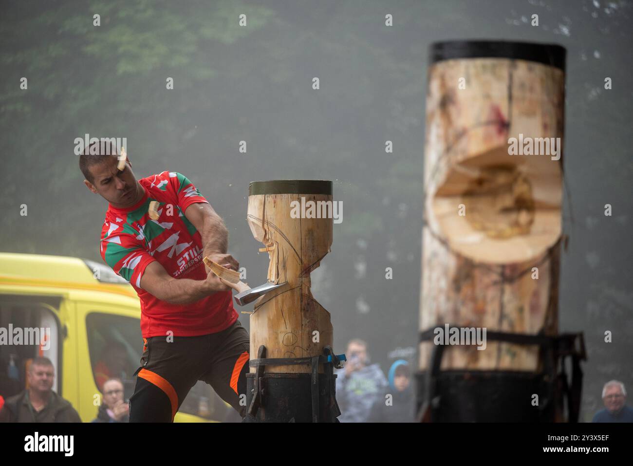 Wood chopping competition hi-res stock photography and images - Alamy