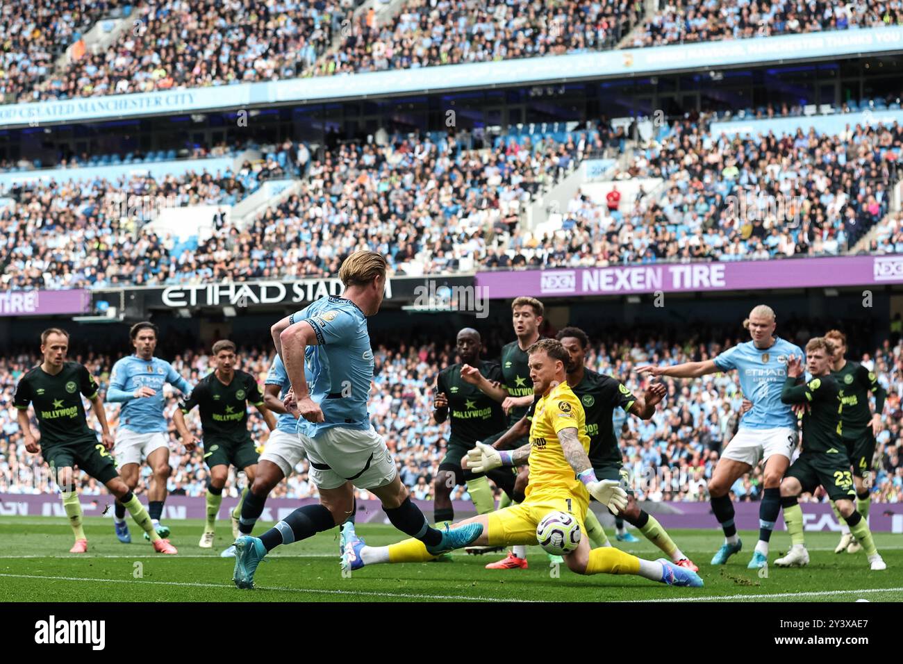 Kevin De Bruyne of Manchester City crosses the ball as Mark Flekken of ...