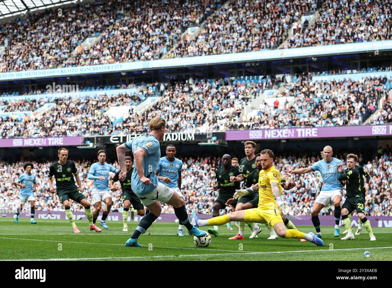 Kevin De Bruyne of Manchester City crosses the ball as Mark Flekken of ...