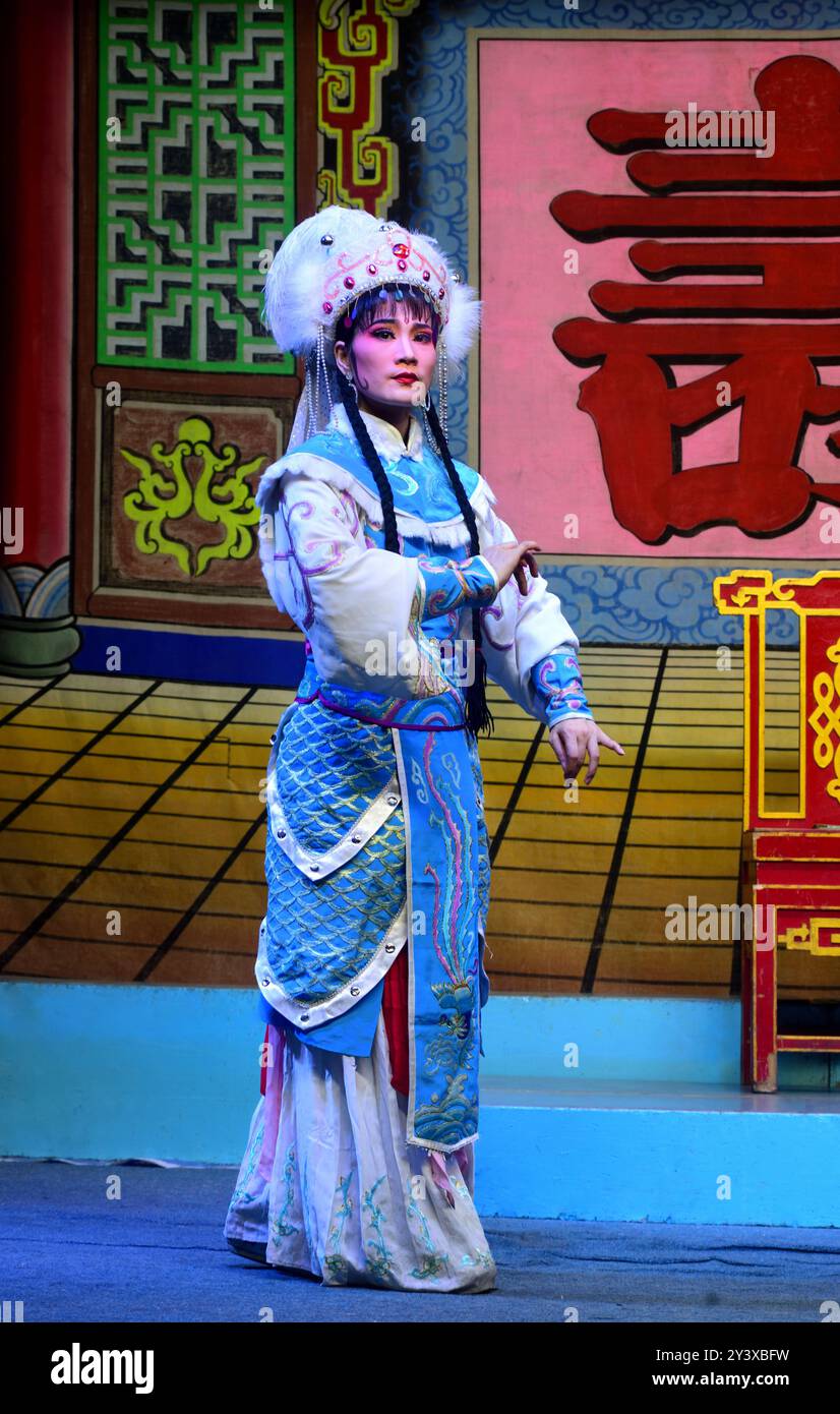 Traditional chinese headdress hi-res stock photography and images - Alamy