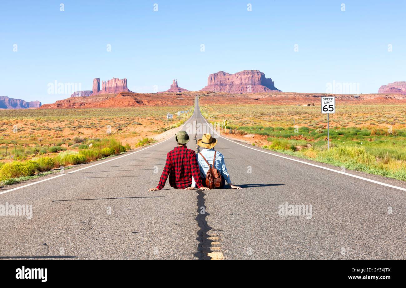 Happy couple on the famous road to Monument Valley in Utah. Amazing ...