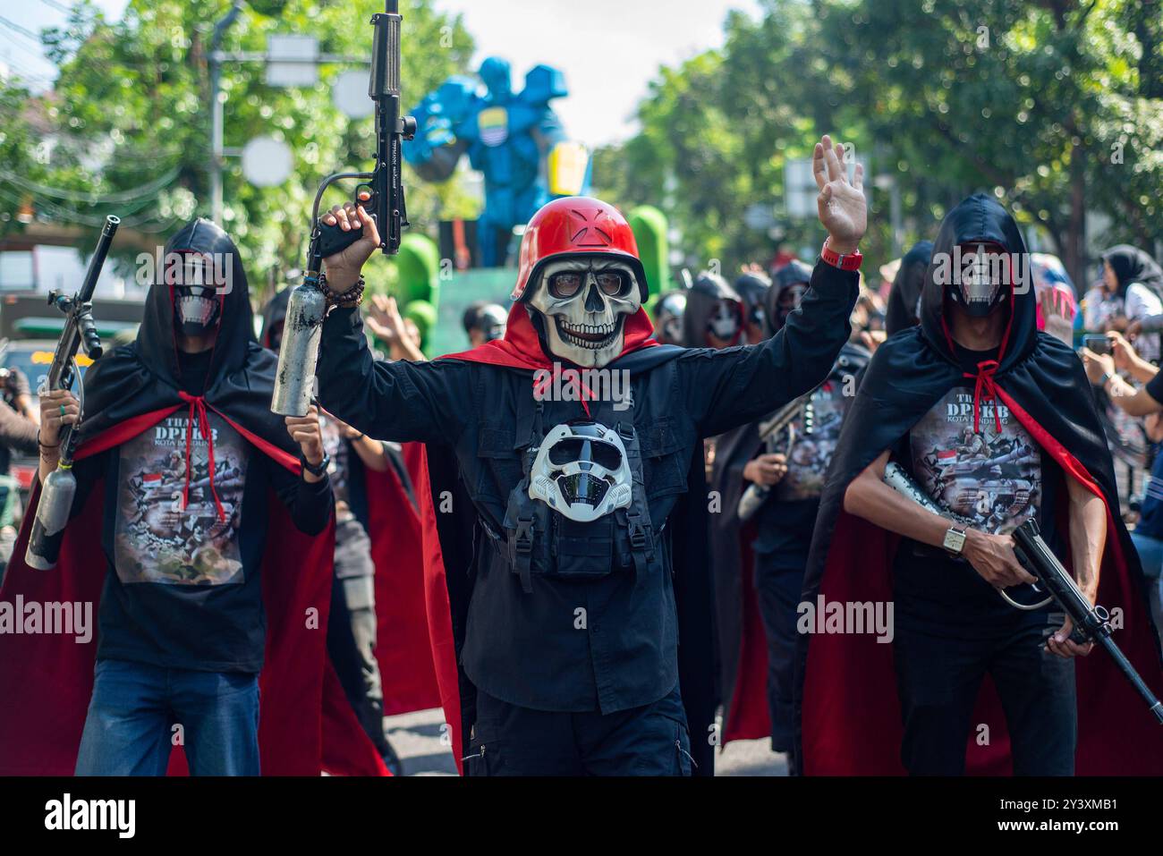 FLOAT CARNIVAL IN BANDUNG Carnival participants wearing traditional ...