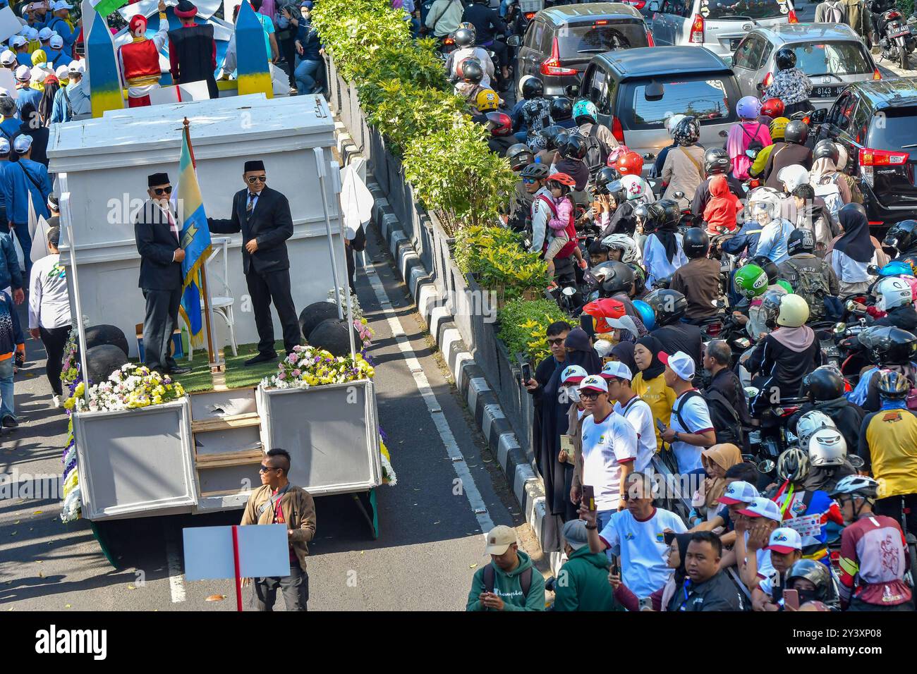 FLOAT CARNIVAL IN BANDUNG Carnival participants wear costumes during ...