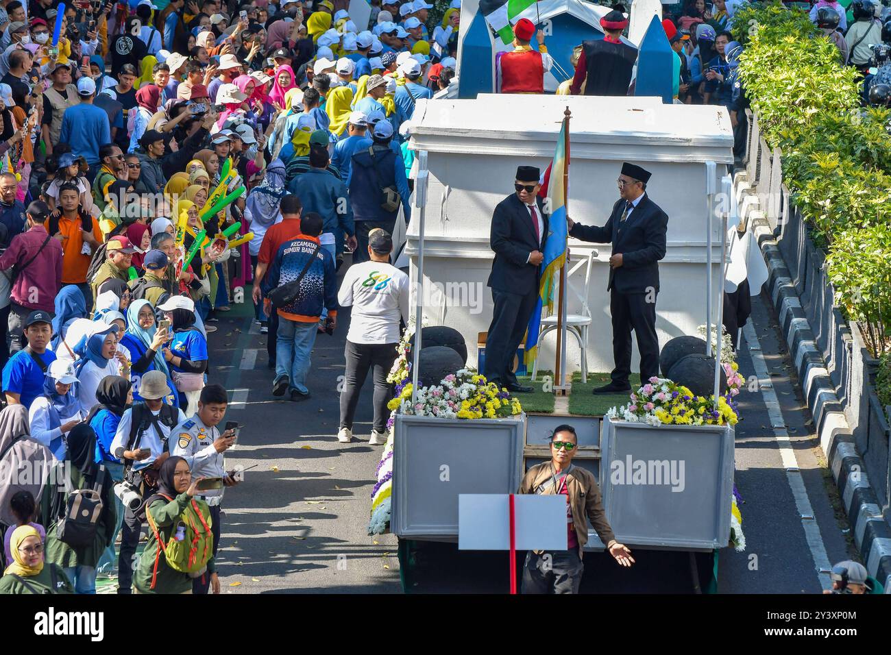 FLOAT CARNIVAL IN BANDUNG Carnival participants wear costumes during ...