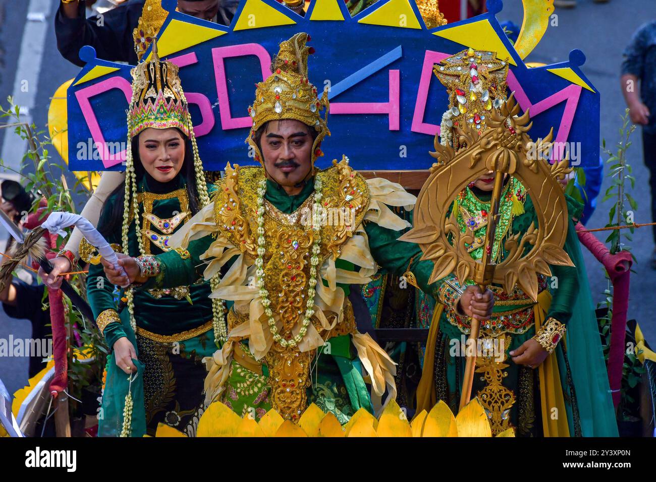 FLOAT CARNIVAL IN BANDUNG Carnival participants wear costumes during ...
