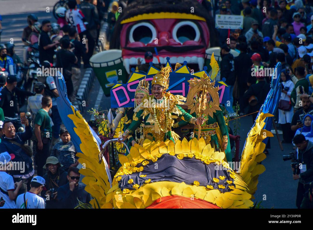 FLOAT CARNIVAL IN BANDUNG Carnival participants wear costumes during ...