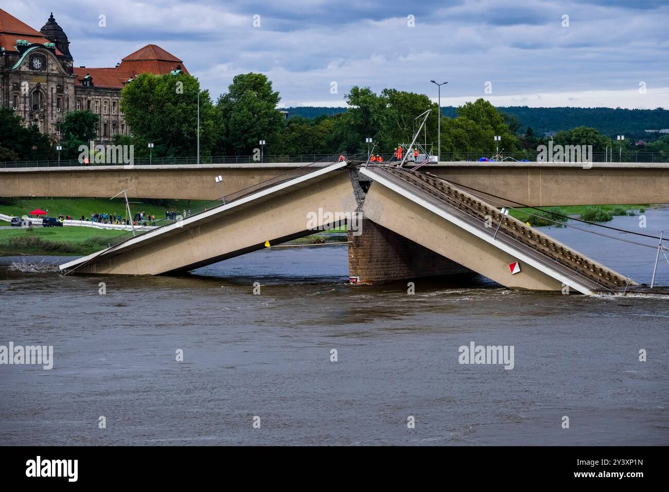 Workers are inspecting the centre pillar of the collapsed Carola Bridge ...