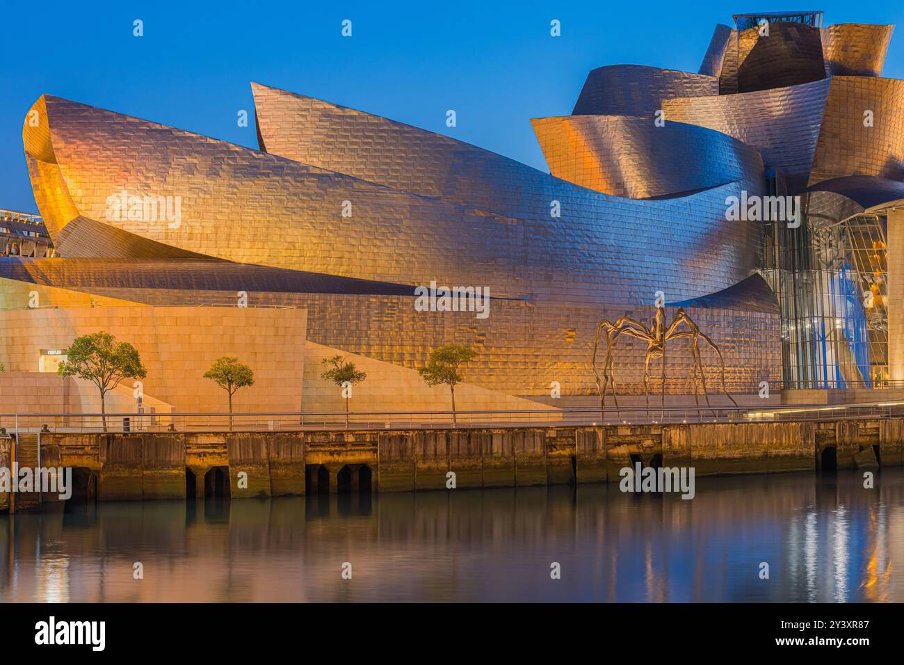 Lines and shapes of the guggenheim museum hi-res stock photography and ...