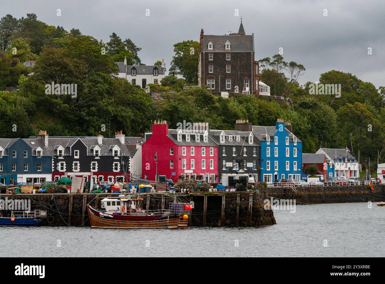 Waterfront of fishing port and colourful houses of Tobermory village ...