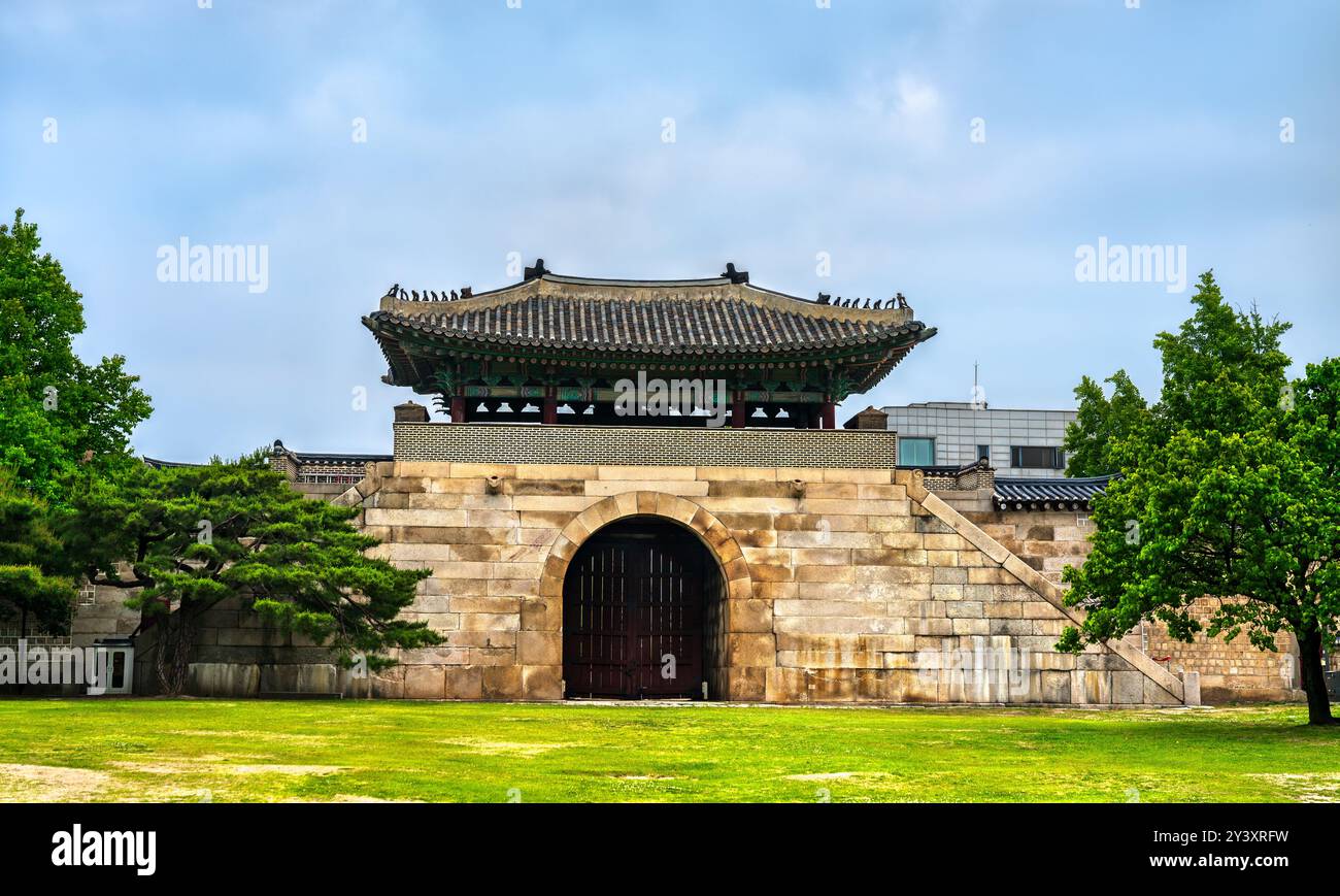 Geonchunmun Gate of Gyeongbokgung Palace in Seoul, South Korea Stock Photo - Alamy