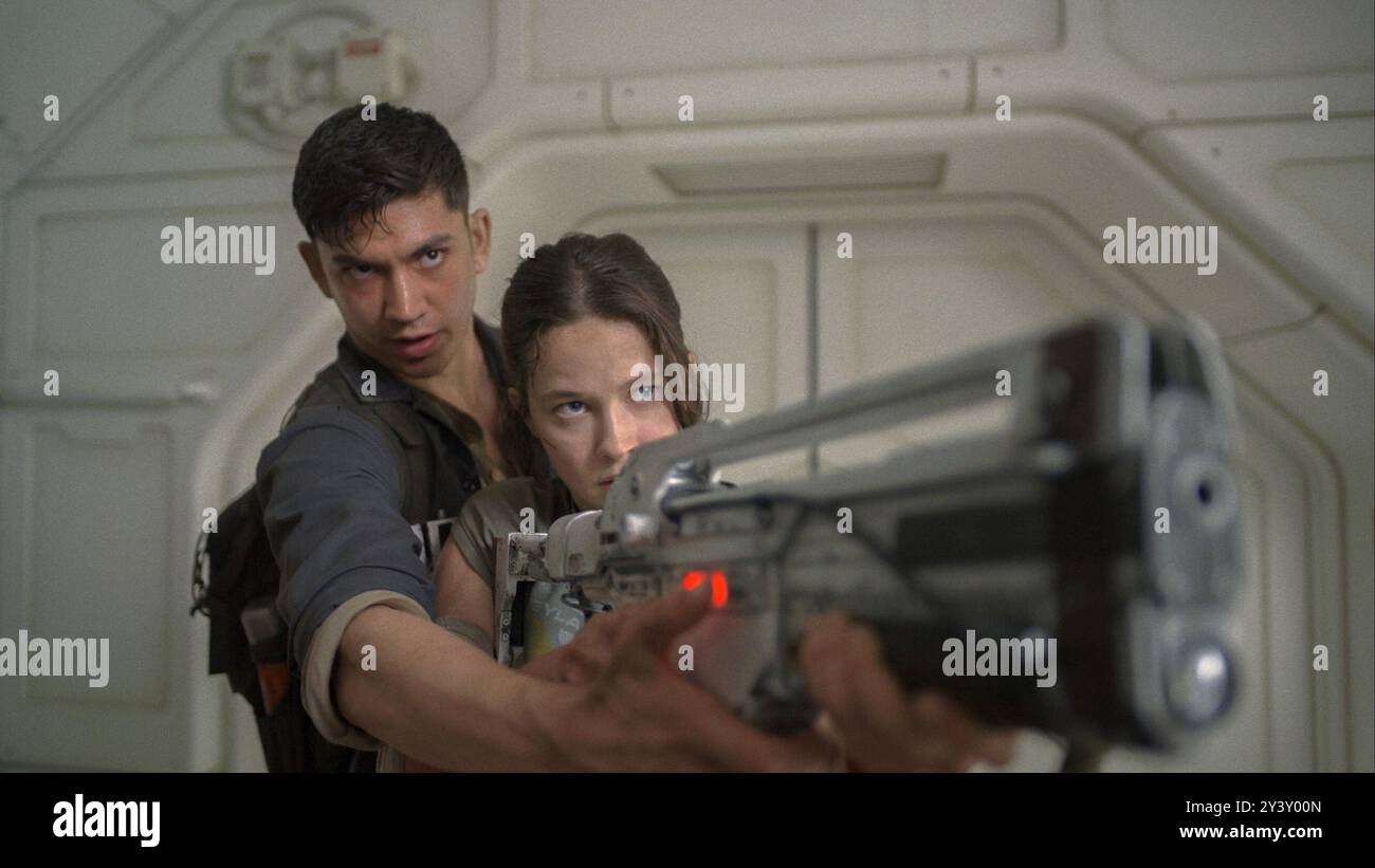 CAILEE SPAENY and ARCHIE RENAUX in ALIEN: ROMULUS (2024), directed by FEDE ALVAREZ. Credit: 20th ...