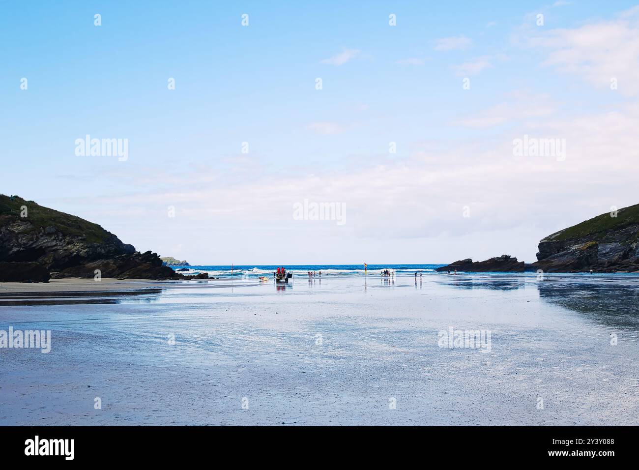 Horizon features hi-res stock photography and images - Alamy