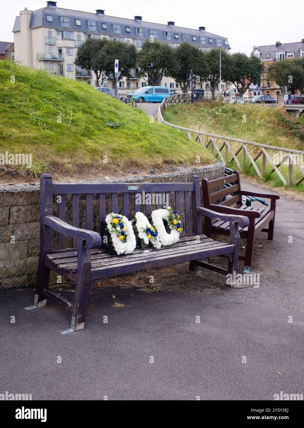 Memorial bench hi-res stock photography and images - Alamy