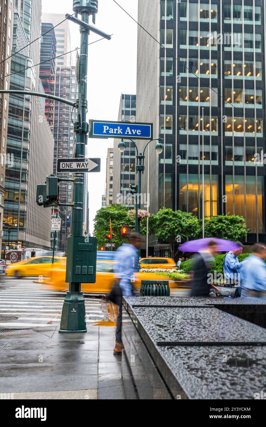Bustling park scene hi-res stock photography and images - Alamy