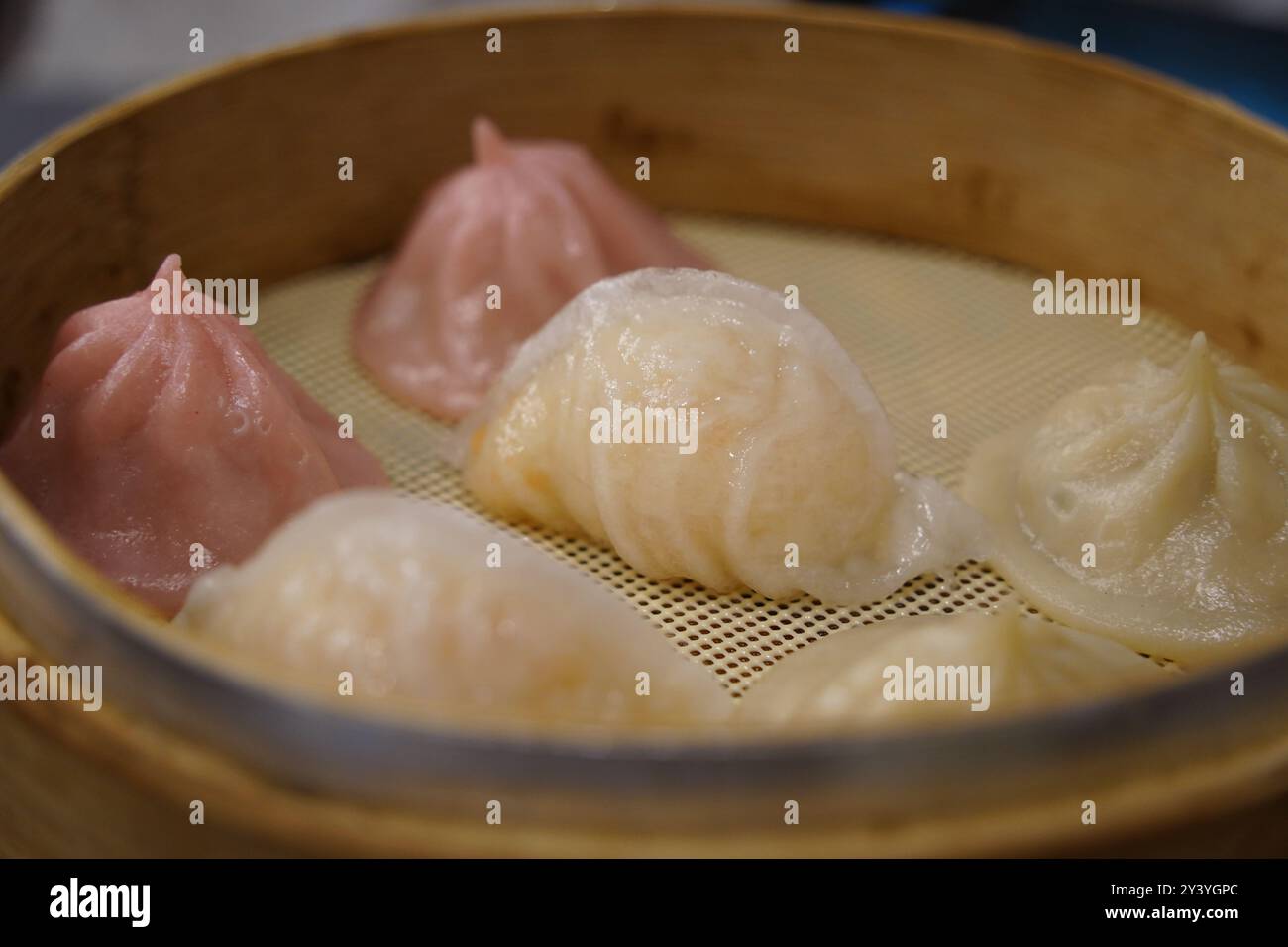 steamed dumpling in bamboo basket, chinese dim sum Stock Photo - Alamy
