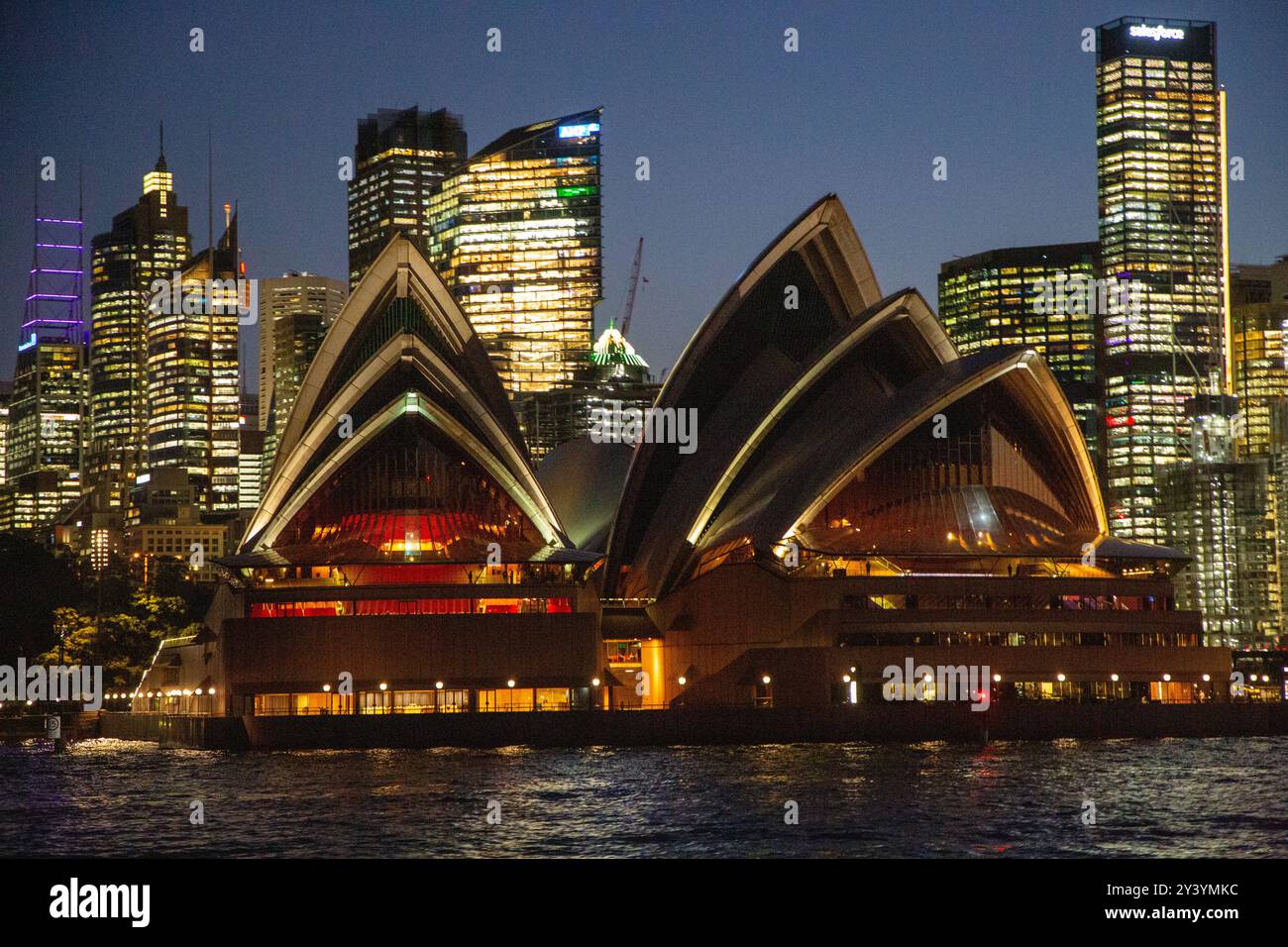 Sydney Opera House and the central business district in the evening ...