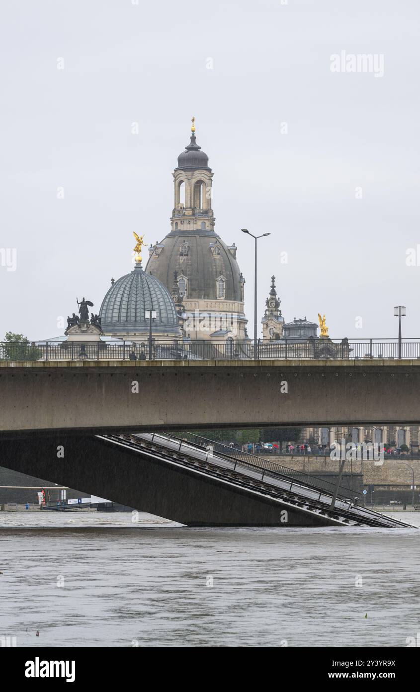 15 September 2024, Saxony, Dresden: Water from the Elbe flows over ...