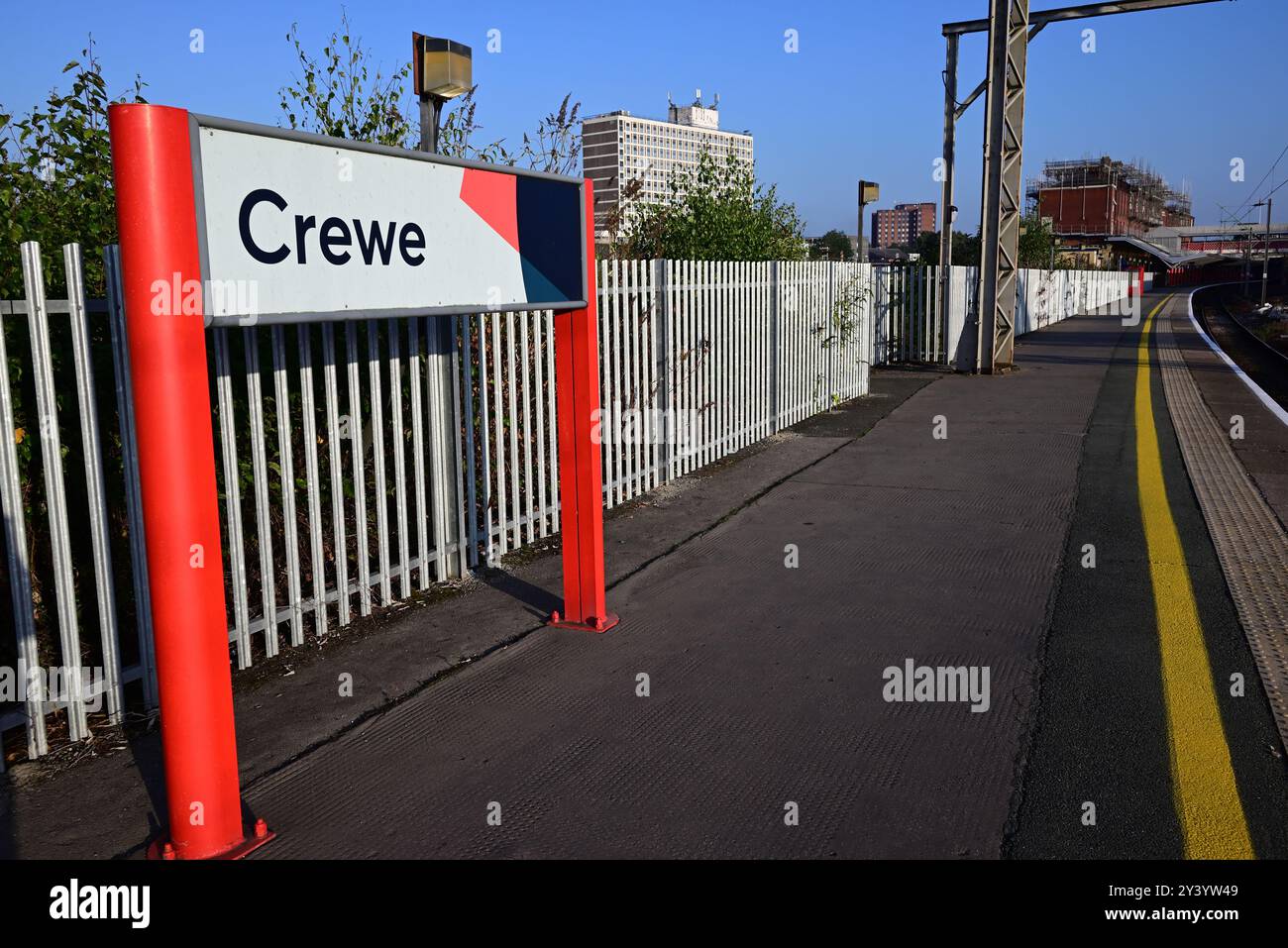 A quiet time on platform 12 at Crewe station early in the morning Stock ...