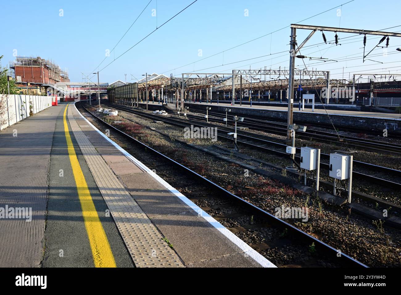 A quiet time on platform 12 at Crewe station early in the morning Stock ...