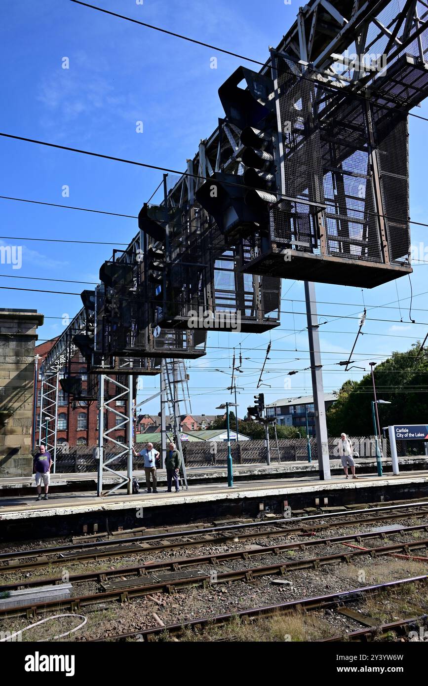Overhead signal gantry hi-res stock photography and images - Alamy