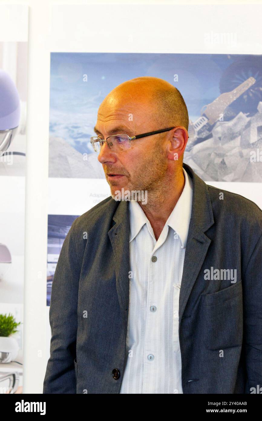 designer wayne hemingway discussing design work with graduates at a ...