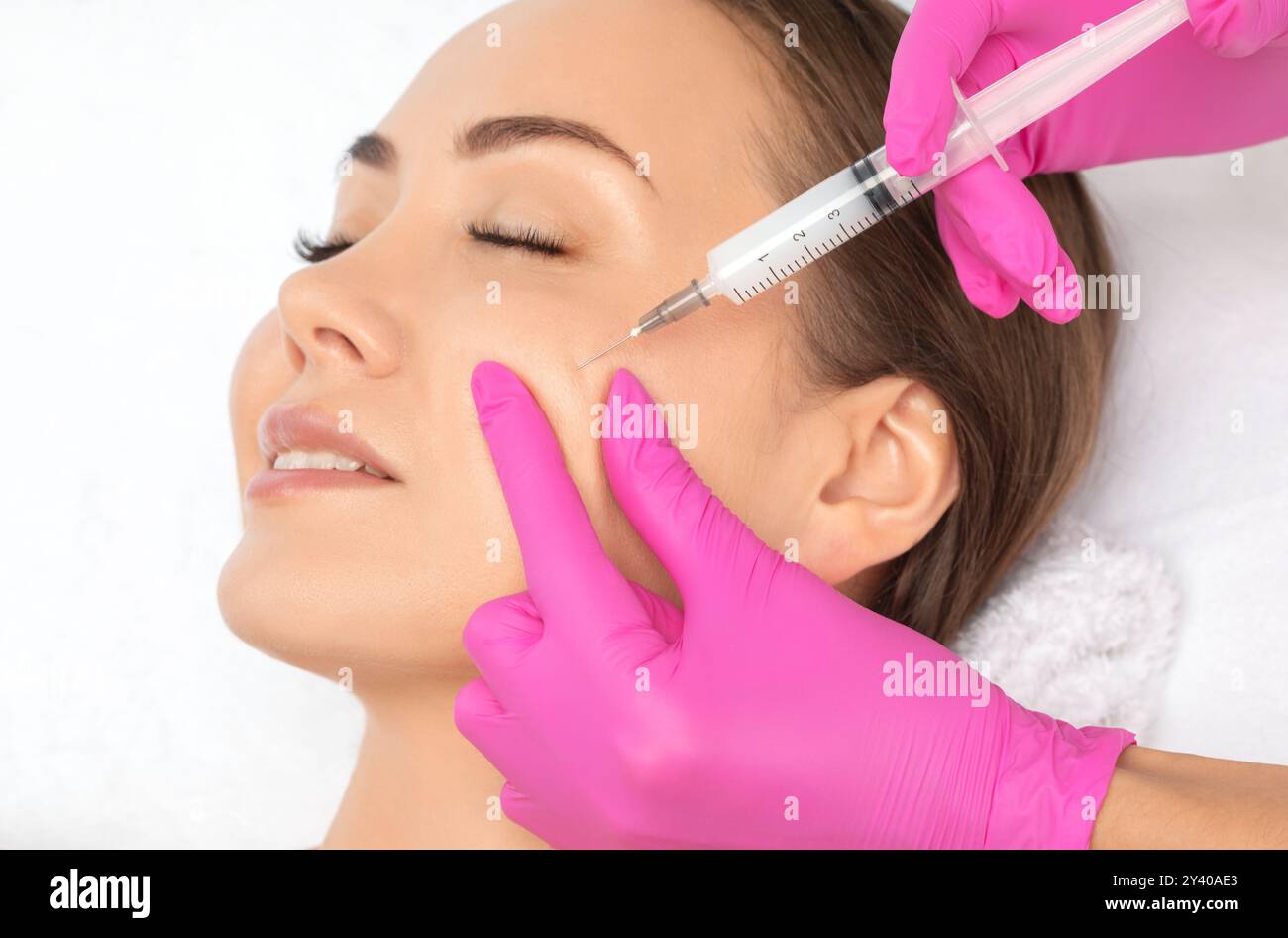 Cosmetologist makes lipolytic injections to burn fat on the chin ...