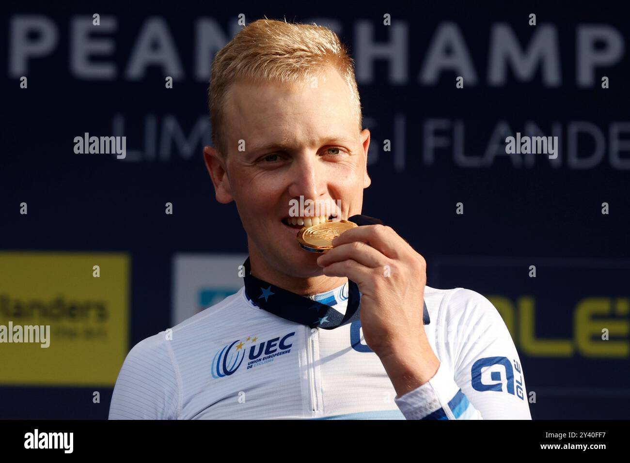 Belgium's Tim Merlier bites the gold medal after winning the men's ...