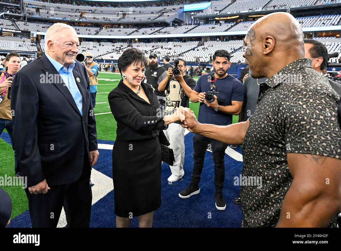 Dallas Cowboys owner Jerry Jones, left, looks on as New Orleans Saints ...