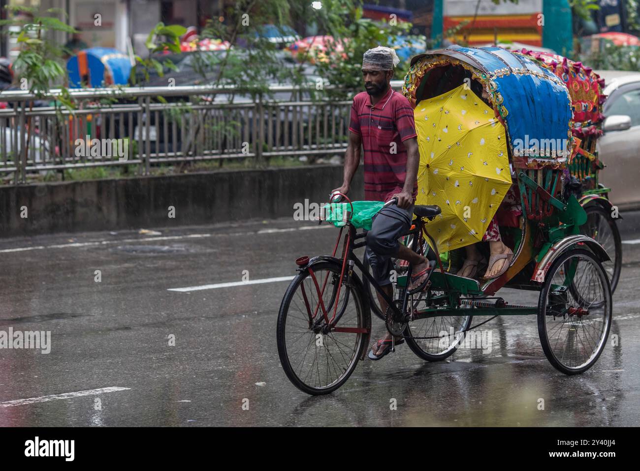 Rickshaw rider dhaka bangladesh hi-res stock photography and images - Alamy