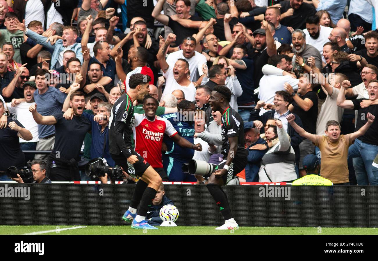 London, UK. 15th Sep, 2024. Arsenal fans celebrate after their goal ...