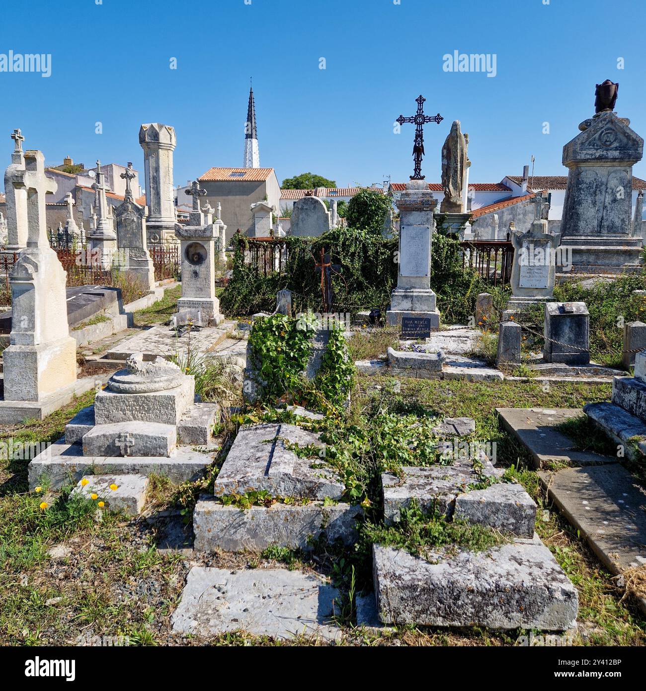 Graveyard, Ars-en-Ré, Ré island, Deux-Sèvres, France Stock Photo - Alamy